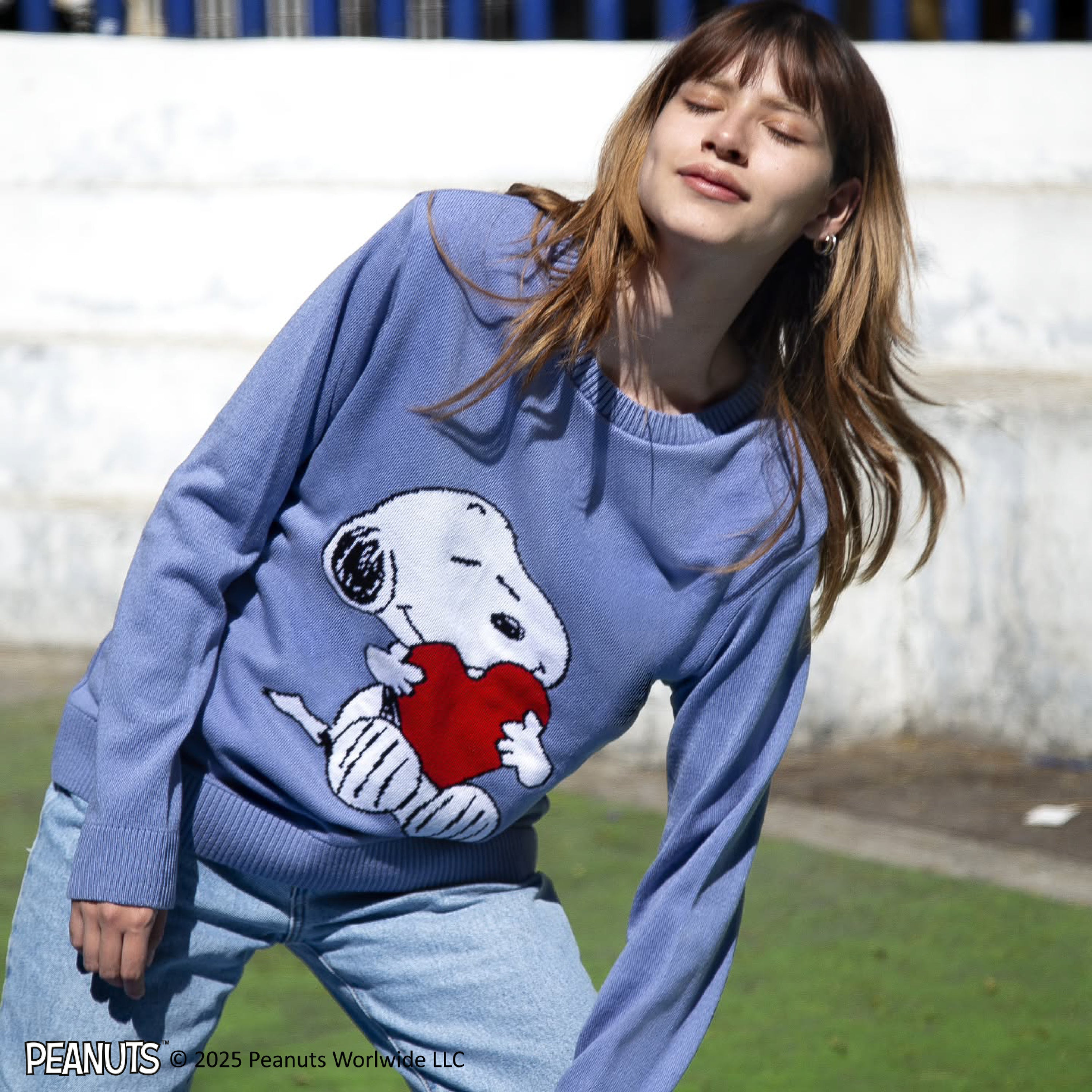 Snoopy Love Hug - suéter con licencia oficial